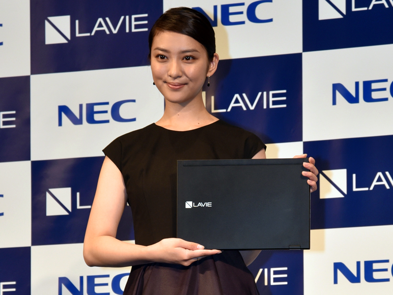 LAVIEの新ロゴ発表会に武井咲さんが登場 ～早着替えなどのステージパフォーマンスを披露 - PC Watch
