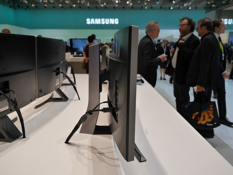 Samsung showed off their curve monitors in IFA 2014 - Tech News - Linus ...