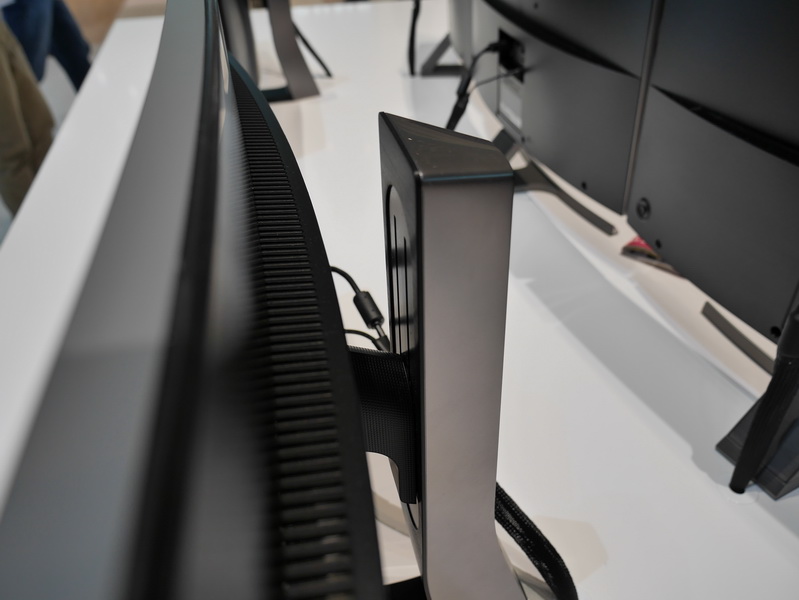 Samsung showed off their curve monitors in IFA 2014 - Tech News - Linus ...