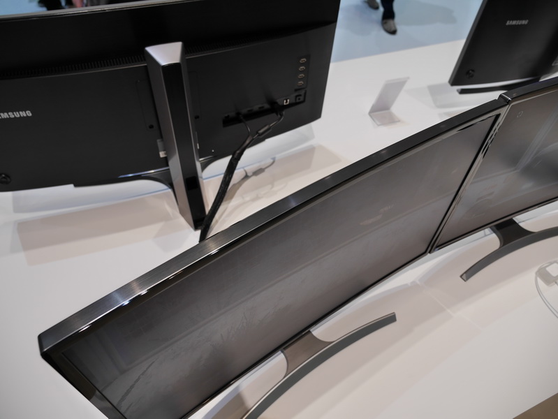 Samsung showed off their curve monitors in IFA 2014 - Tech News - Linus ...