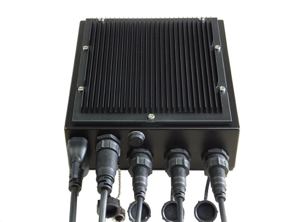 単体でIP68相当の防水防塵性能を実現した完全密閉型PC - PC Watch