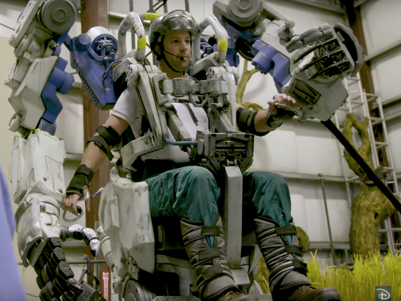 【やじうまPC Watch】ディズニーパーク、人が搭乗できるAvatarパワードスーツを開発 - PC Watch