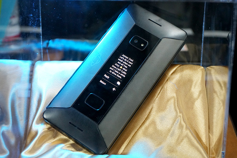 【イベントレポート】メカニカルキーボードを備えたAndroid搭載の2画面クラムシェル端末「Cosmo Communicator」 - PC Watch