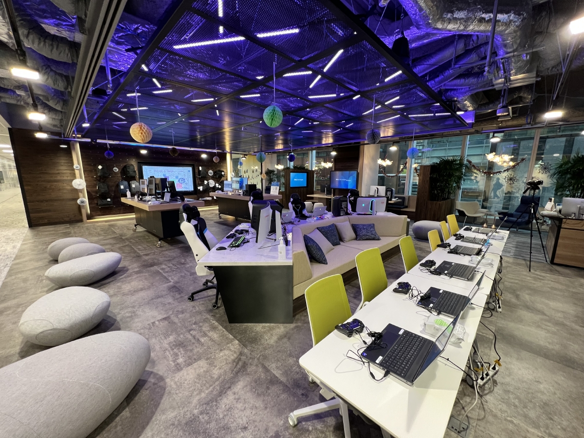 デルの大手町新オフィスに潜入！日本未発売ALIENWAREゲーミングチェアがチラリ - PC Watch