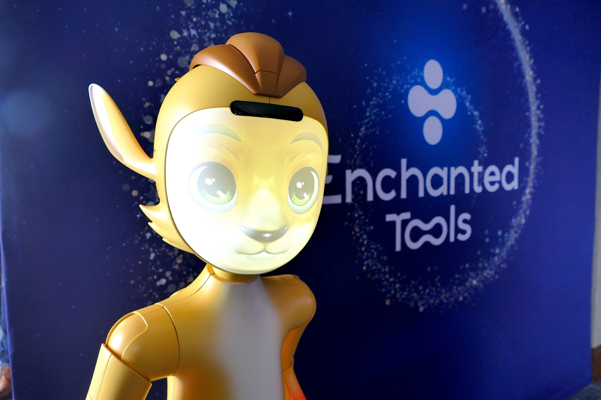 フランス生まれの玉乗りソーシャルロボット「Miroki」が国内初お披露目 - PC Watch