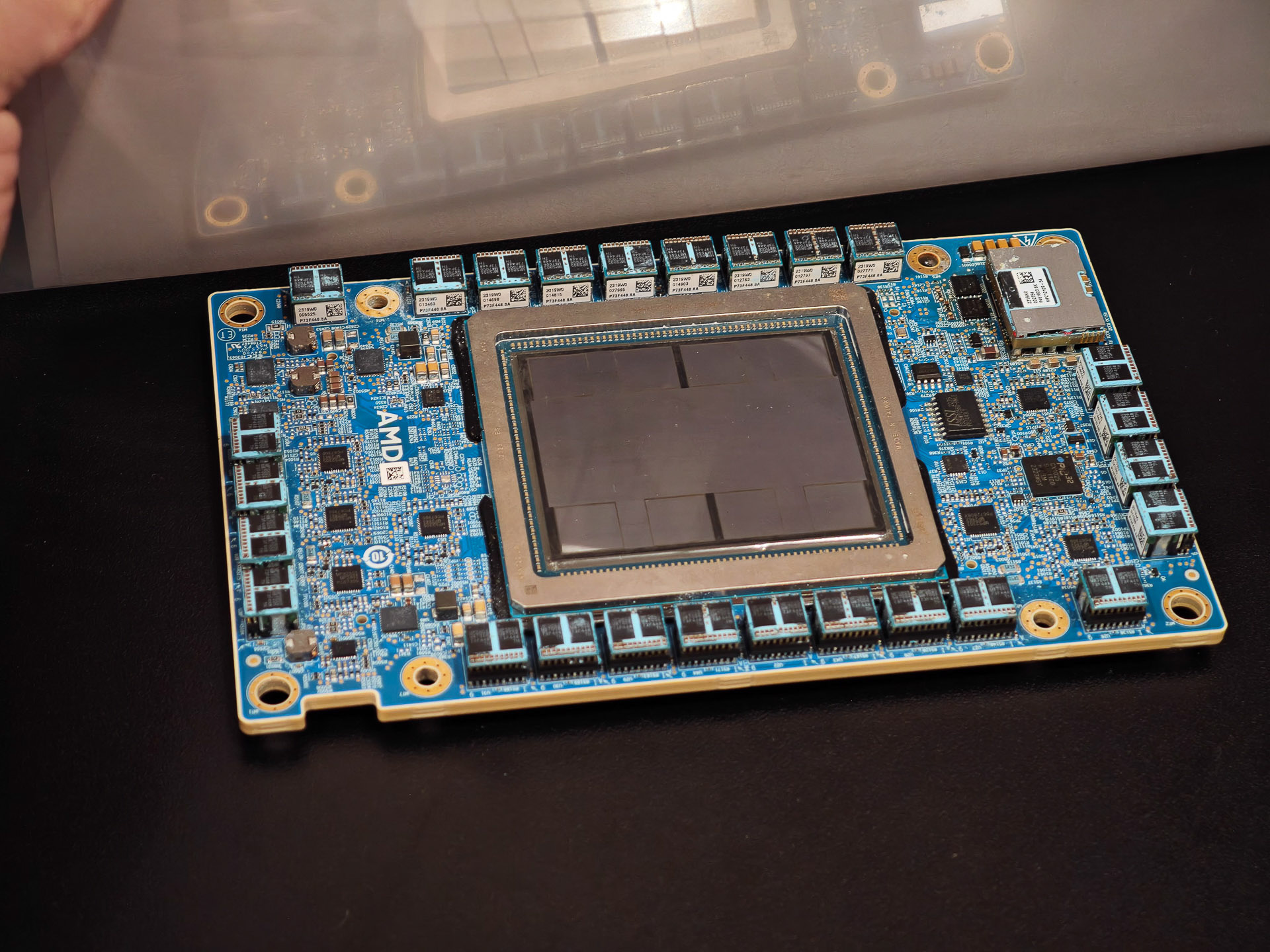 【笠原一輝のユビキタス情報局】NVIDIAを迎撃するAMDの策。AI向けGPU「Instinct MI325X」の強みとは？ - PC Watch