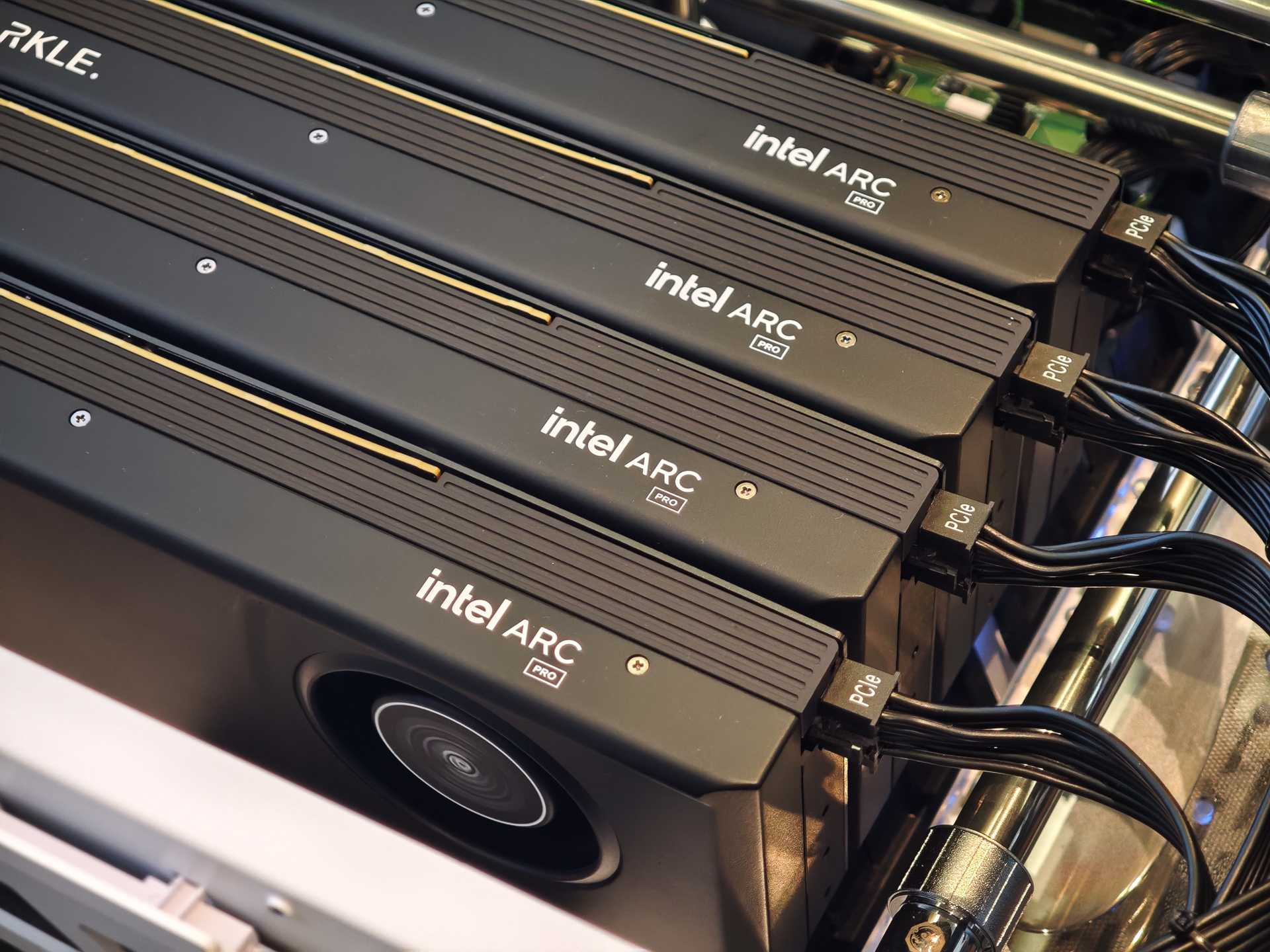 Intel、GPUを最大8つ束ねてAI性能を高める「Project Battlematrix」 - PC Watch