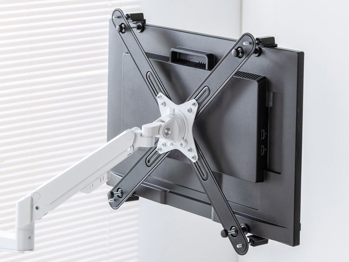VESA非対応モニターをアームに取り付けられるようにするホルダー - PC Watch