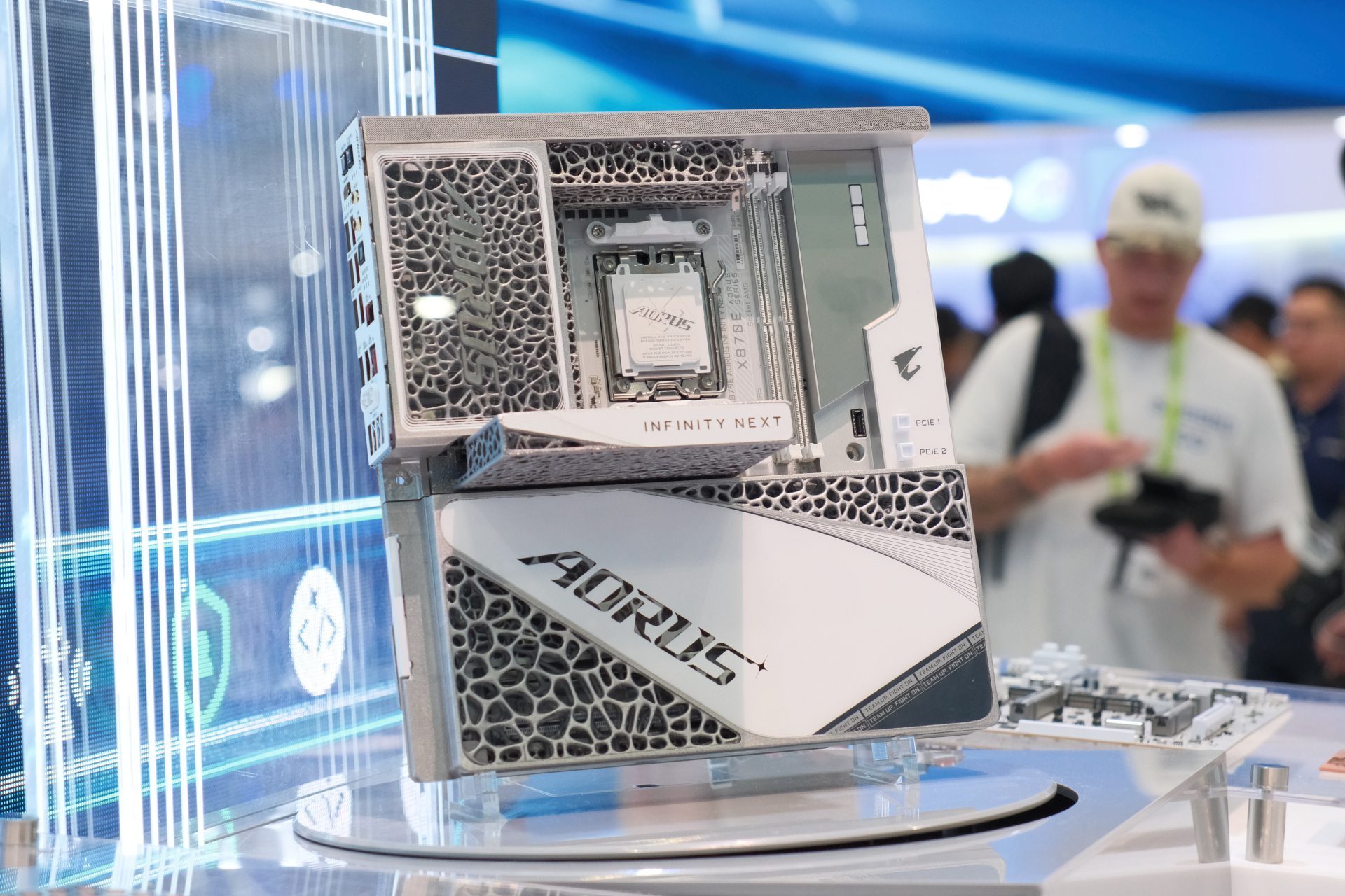 GIGABYTE、金属3Dプリントを使ったマザーや16型画面付きケースなど - PC Watch