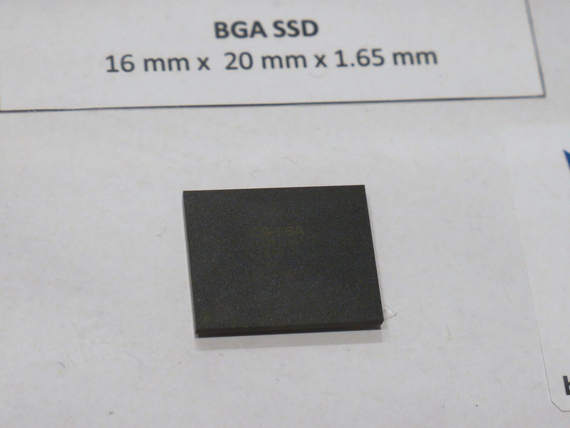 【イベントレポート】東芝、BGAパッケージの1チップSSDを展示 ～NFC搭載SDカードやBroadwell搭載ノートも - PC Watch
